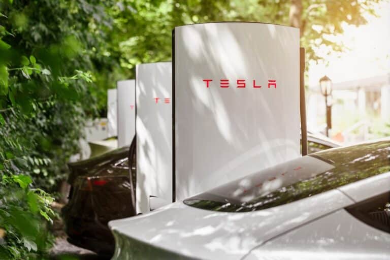 Voiture électrique : Oasis, l'énorme station de Superchargeurs de Tesla ...
