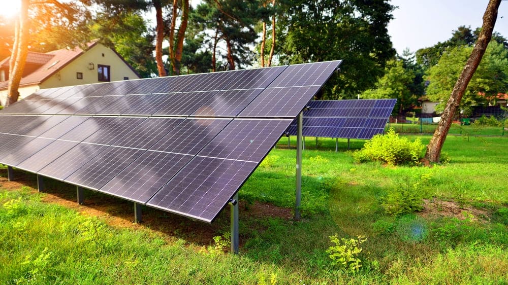 Comment fixer des panneaux solaires au sol pour une installation réussie