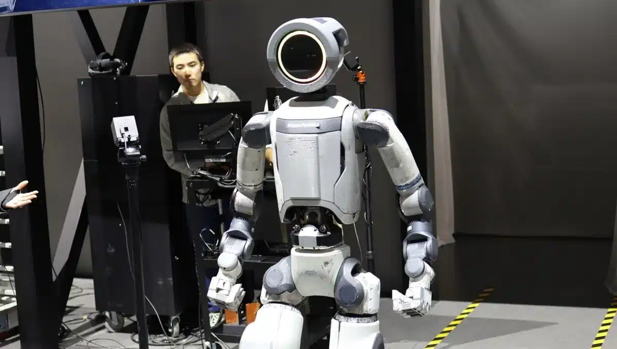 Microsoft dévoile un humanoïde troublant : ce robot « ressent » et ...